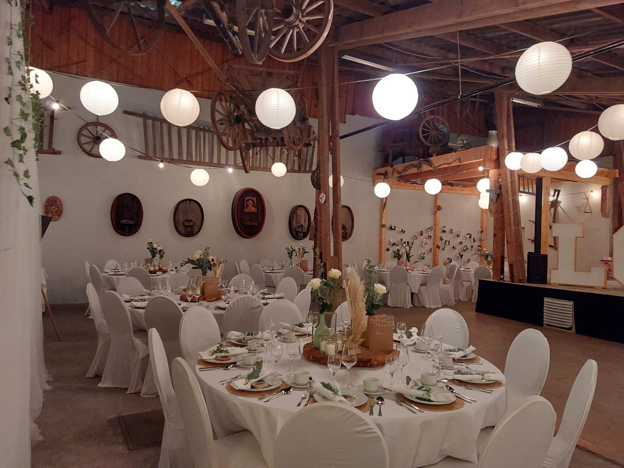Scheune Hochzeit festliche Deko runde Tische mit Hussen - Weingut Fesel